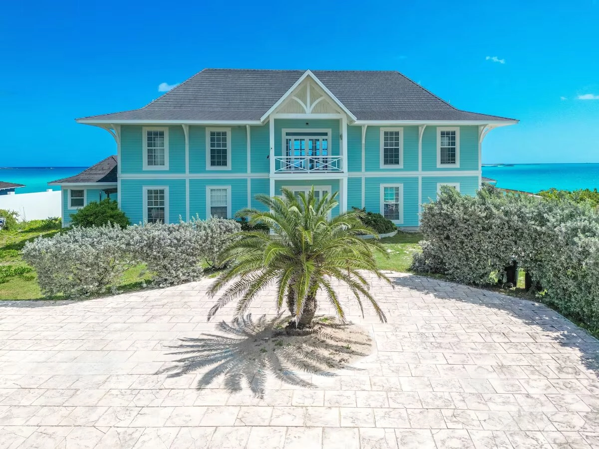 Shades of Blue: Luxurious Beachfront Villa in Little Exuma