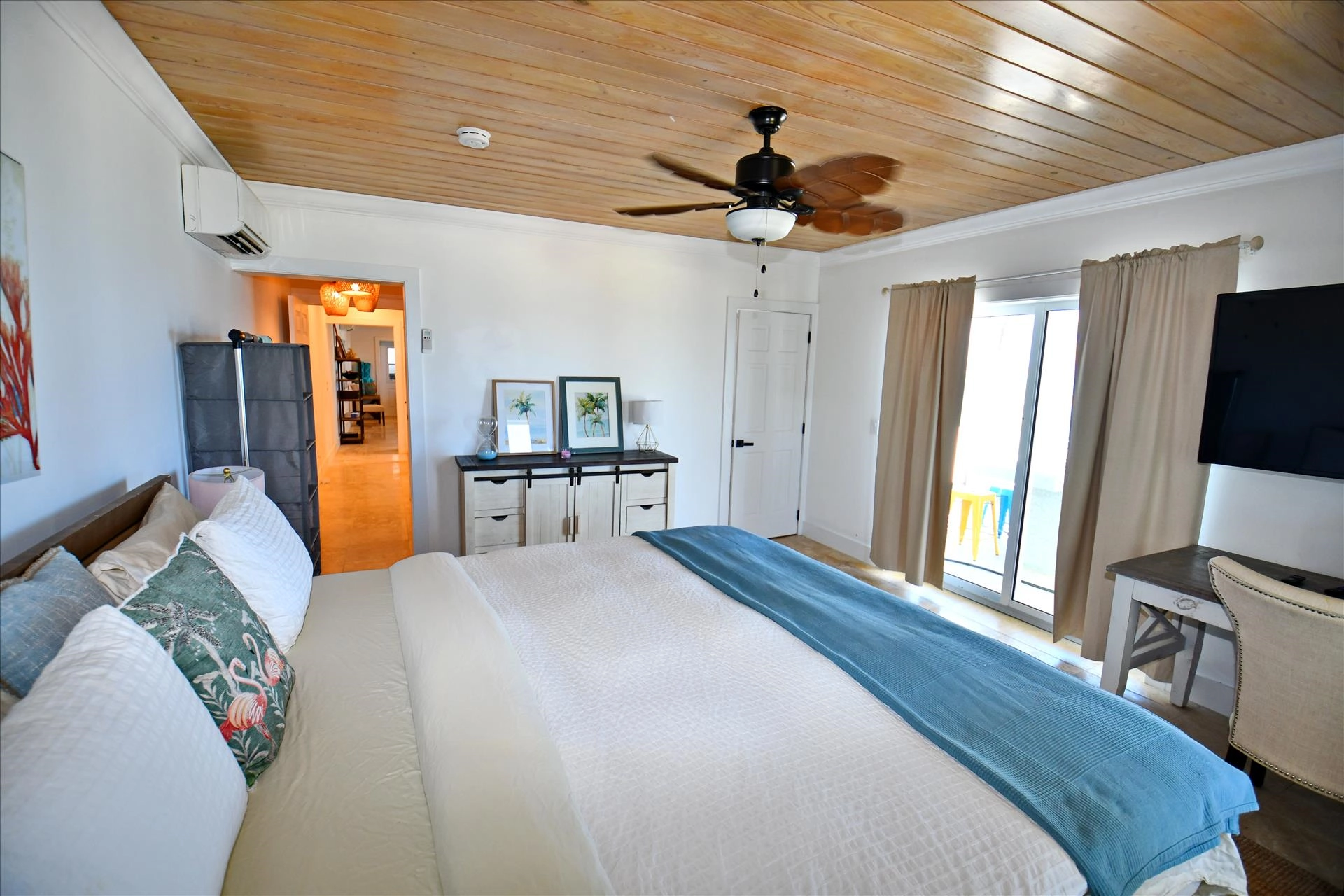 The Perky Pelican: Oceanfront Luxury Home in Marsh Harbour