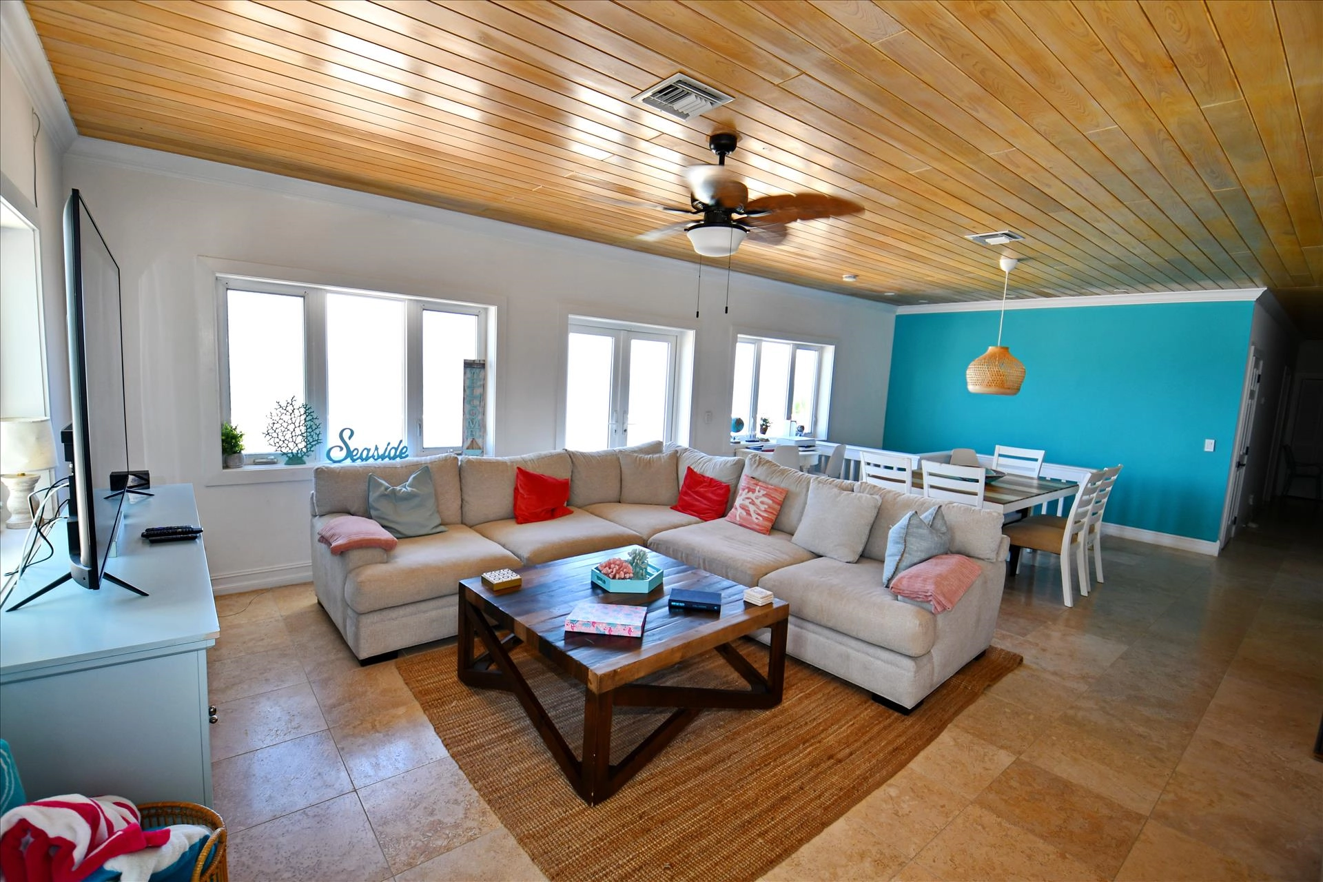 The Perky Pelican: Oceanfront Luxury Home in Marsh Harbour