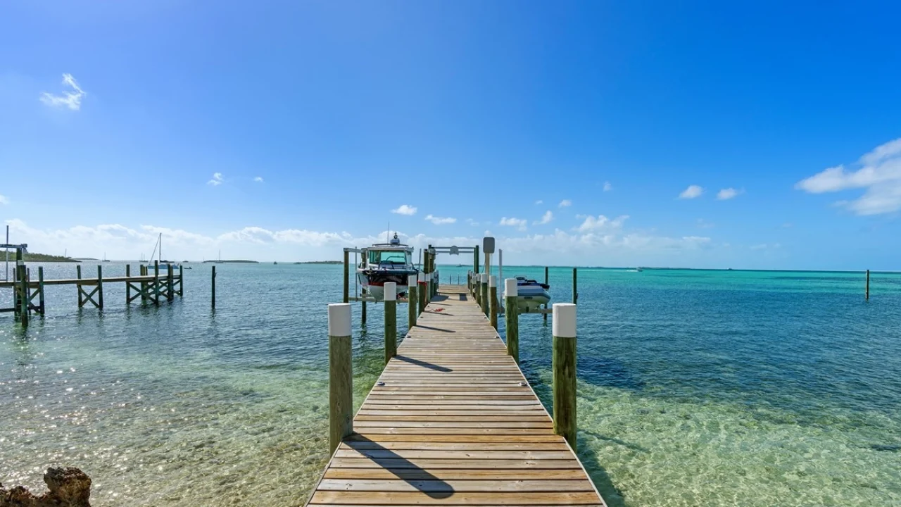 Dock of the Bay: Serene Waterfront Villa in Hope Town