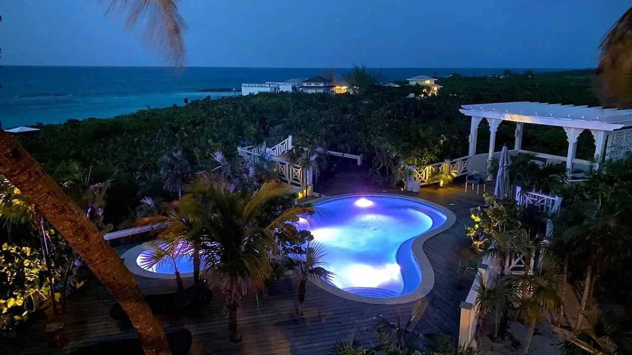 Sugar Beach Villa: Exquisite Beachfront Estate in Little Exuma