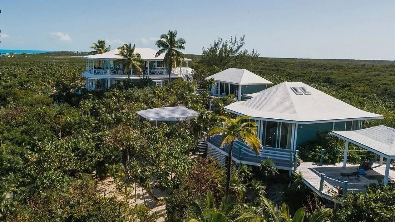Sugar Beach Villa: Exquisite Beachfront Estate in Little Exuma
